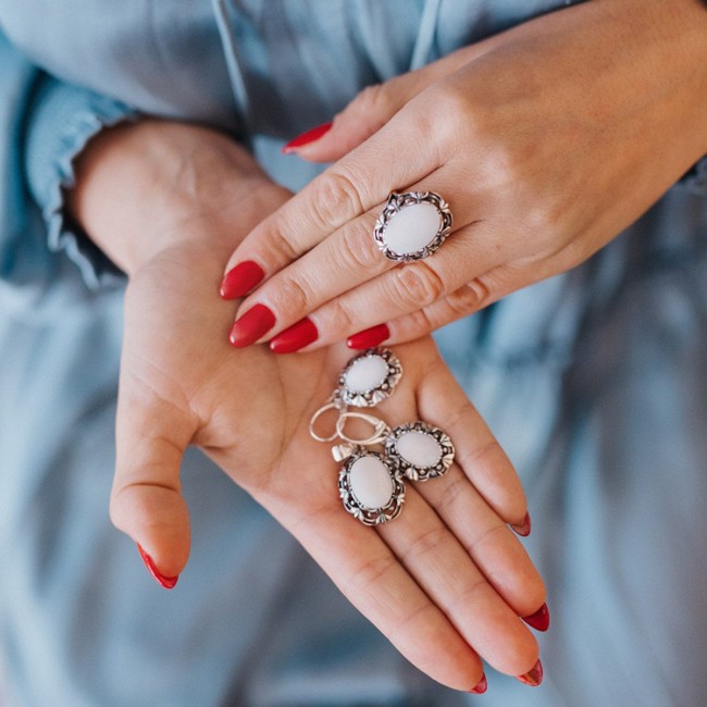 Srebrny pierścionek z masą perłową pk 2136 Polcarat Design.